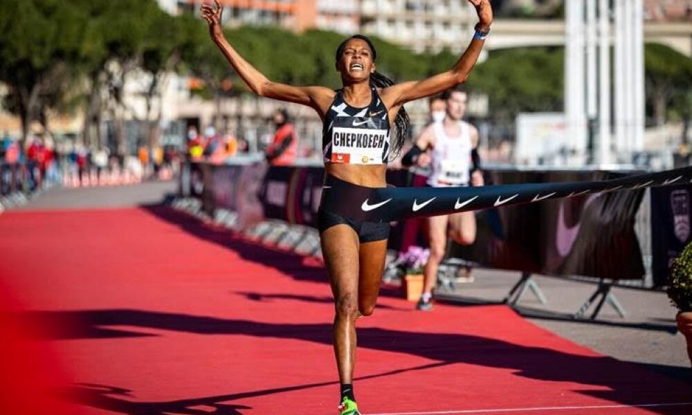 Beatrice Chepkoech sets new 5km world record | Fast Running